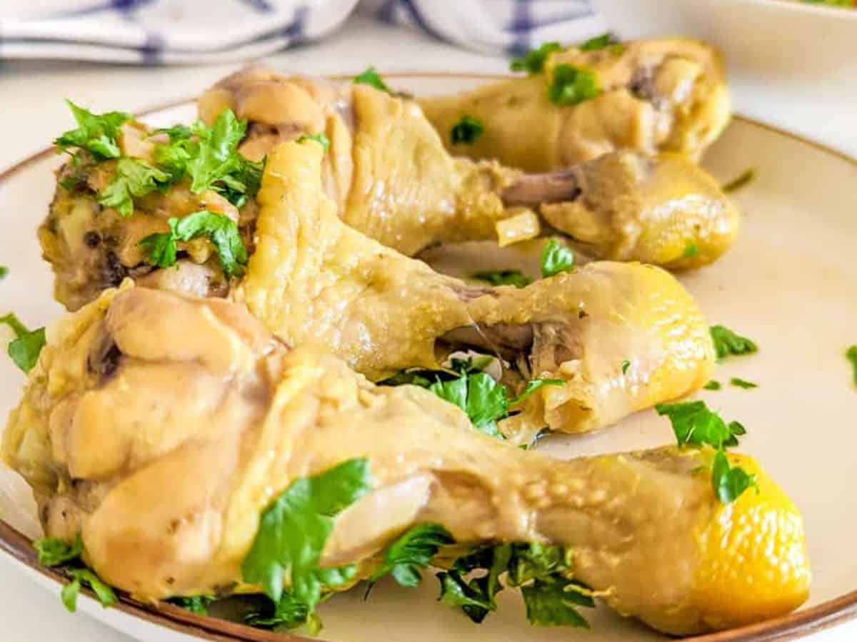 Thịt gà luộc bao nhiêu calo? Lợi và hại khi ăn gà luộc là gì?